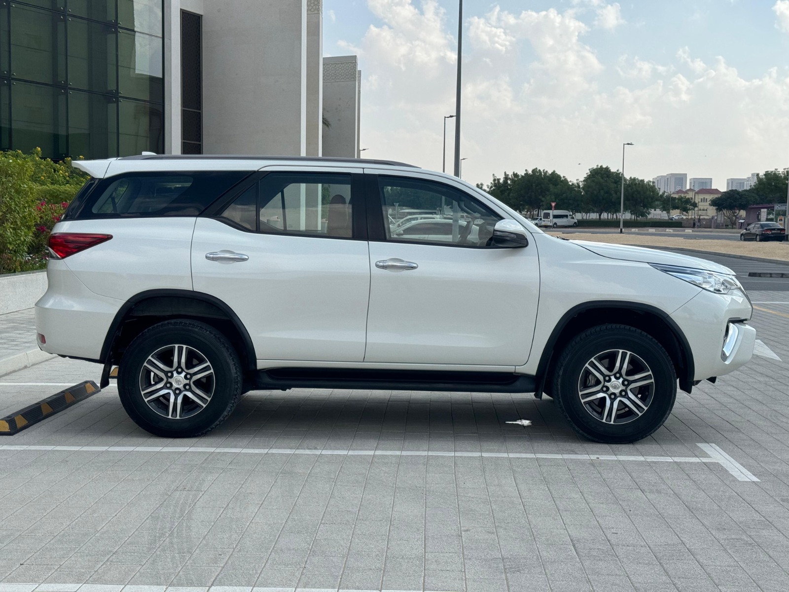 TOYOTA FORTUNER 2020 WHITE used car for sale in Dubai - Kargal Used cars